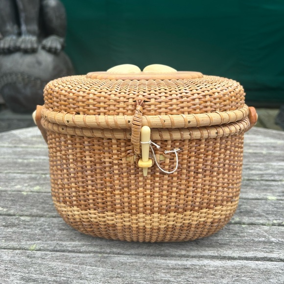 Nantucket | Bags | Authentic Nantucket Straw Basket Bag With Hinged Lid ...